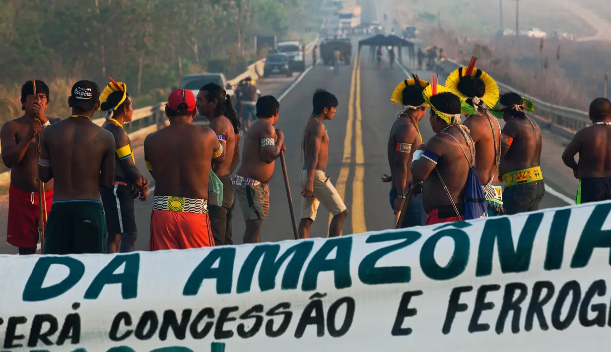 FOTO: Suku Pedalaman Brasil Blokir Jalan Trans-Amazonian - Foto ...