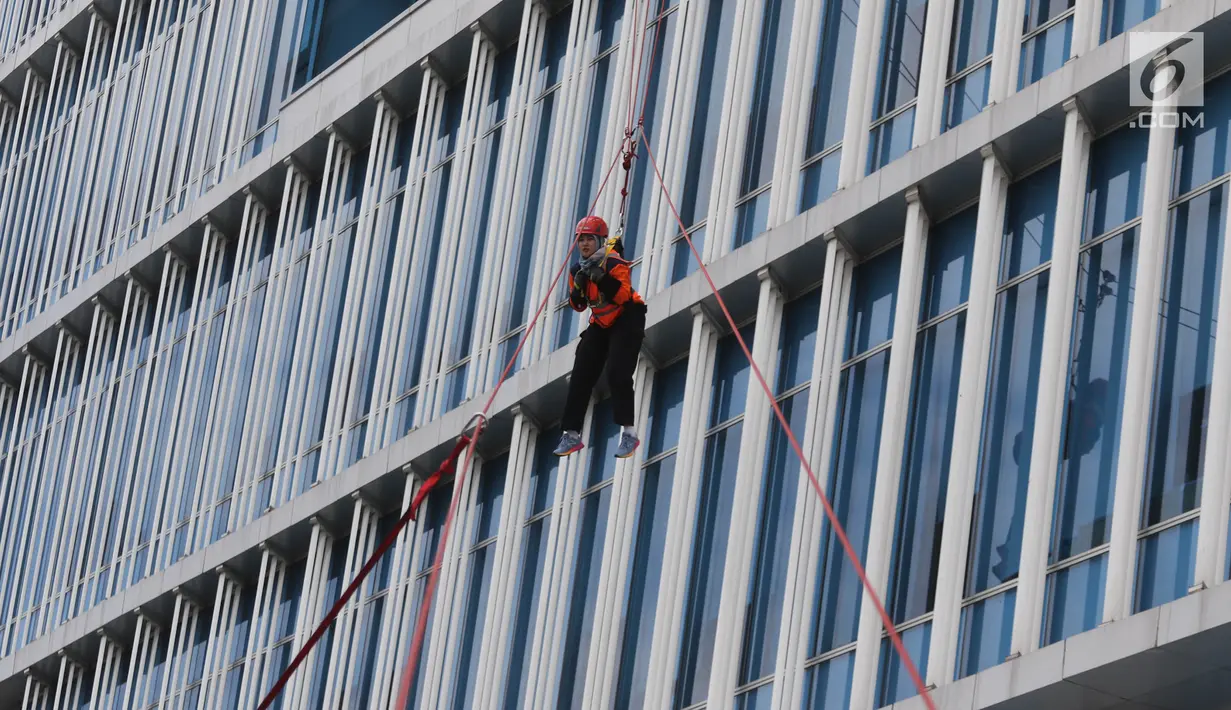 FOTO: Gempa 7,5 SR, Kepala BNPB Dievakuasi Pakai Tali dari Lantai 10 ...