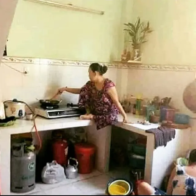 6 Potret Emak-Emak Masak Sambil Duduk Ini Santai Banget, Enggak Takut ...