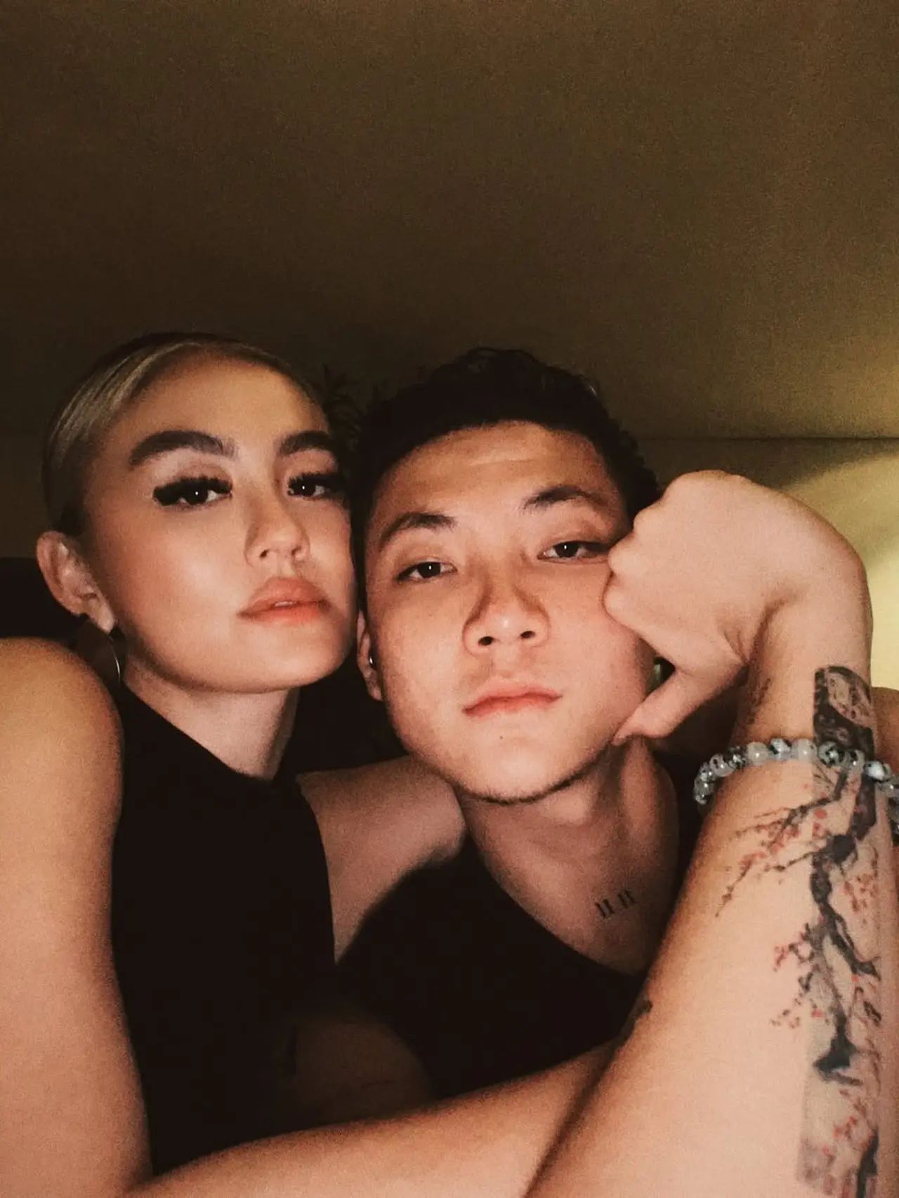 7 Potret Agnez Mo dan Adam Rosyadi 4 Tahun Pacaran, Terungkap Foto Awal Bareng - Hot Liputan6.com