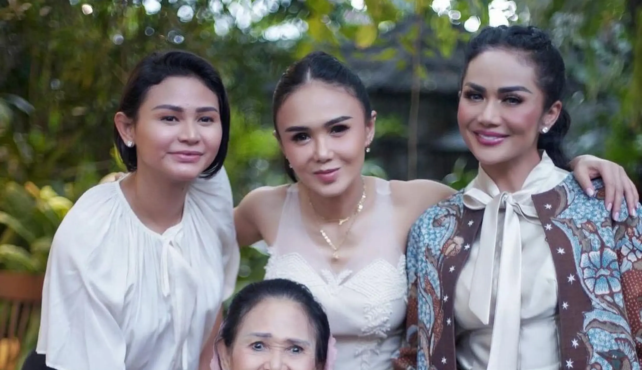 6 Potret Tampilan Awet Muda Yuni Shara Dibalut Dress Tanpa Lengan saat Rayakan Ulang Tahun ke-52 ...