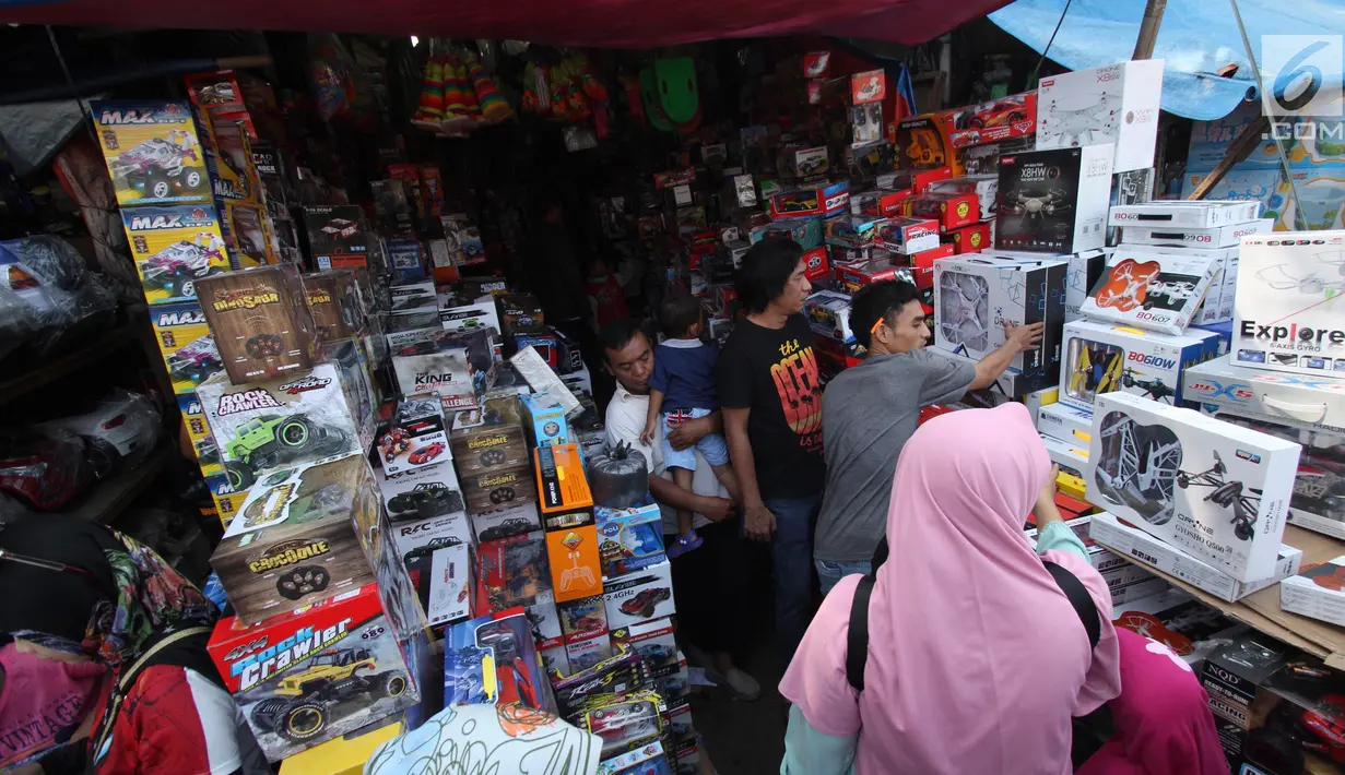 FOTO: Libur Lebaran, Anak-Anak Serbu Toko Mainan Pasar Gembrong - Foto ...