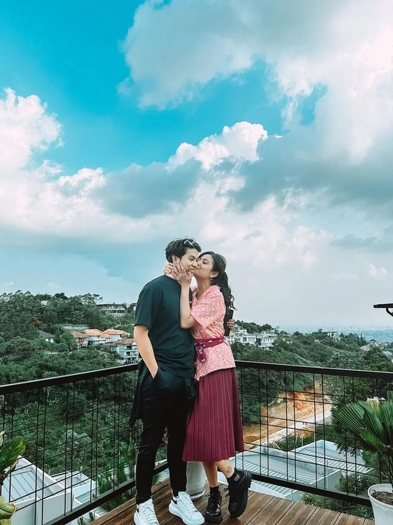 Romantis Walaupun Beda Agama, Ini 6 Potret Kebersamaan Awkarin dan ...