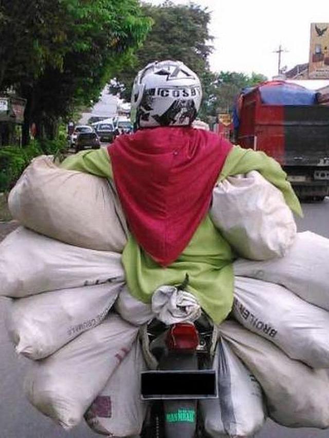 Kumpulan Potret Ibu-Ibu Dibonceng Naik Sepeda Motor, Aksinya Bikin Ngilu - Otomotif Liputan6.com