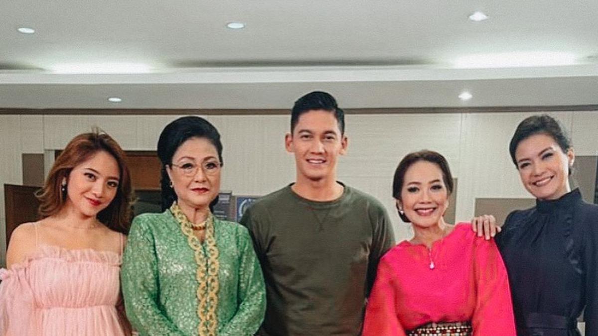Paling Senior di Sinetron Naluri Hati SCTV, Ini 6 Potret Debby Cynthia Dewi yang Akrab dengan ...