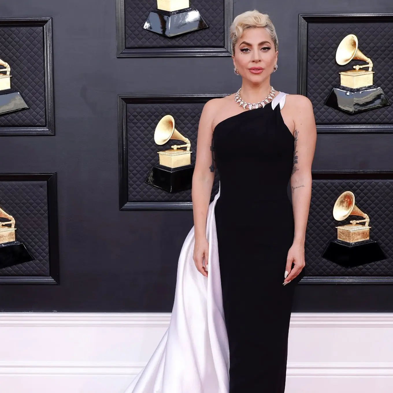 Transformasi Gaun Lady Gaga di Grammy 2022, Ada Momen Dipeluk V BTS ...