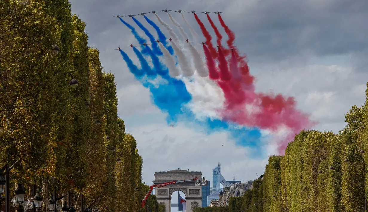 Warna-warni Langit Paris Sambut Kedatangan Raja Charles III dan Ratu ...
