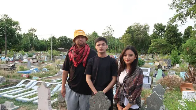 Nayla D Purnama dan Sineas Anggy Umbara Nyekar Makam Vina Cirebon, Korban Geng Motor Viral 2016 ...