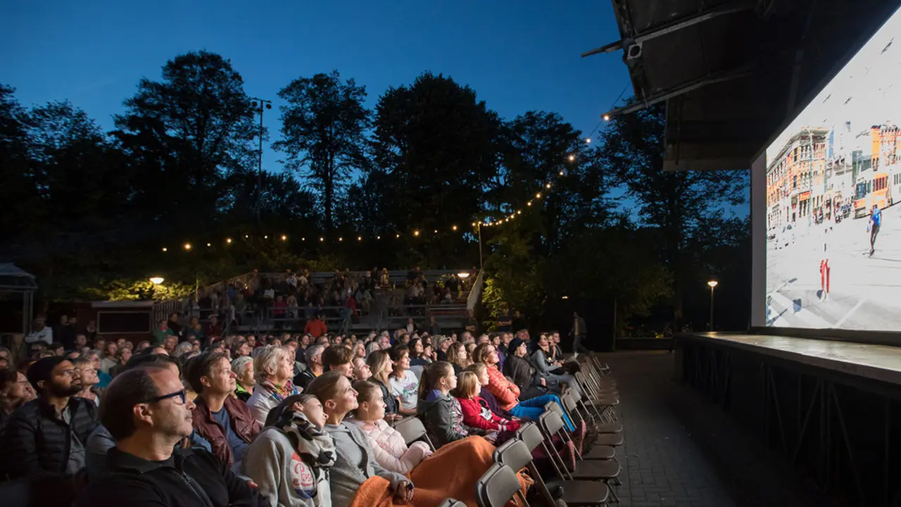 Contoh Karya Seni Visual Dua Dimensi yang Bergerak Yaitu Film, Ini ...
