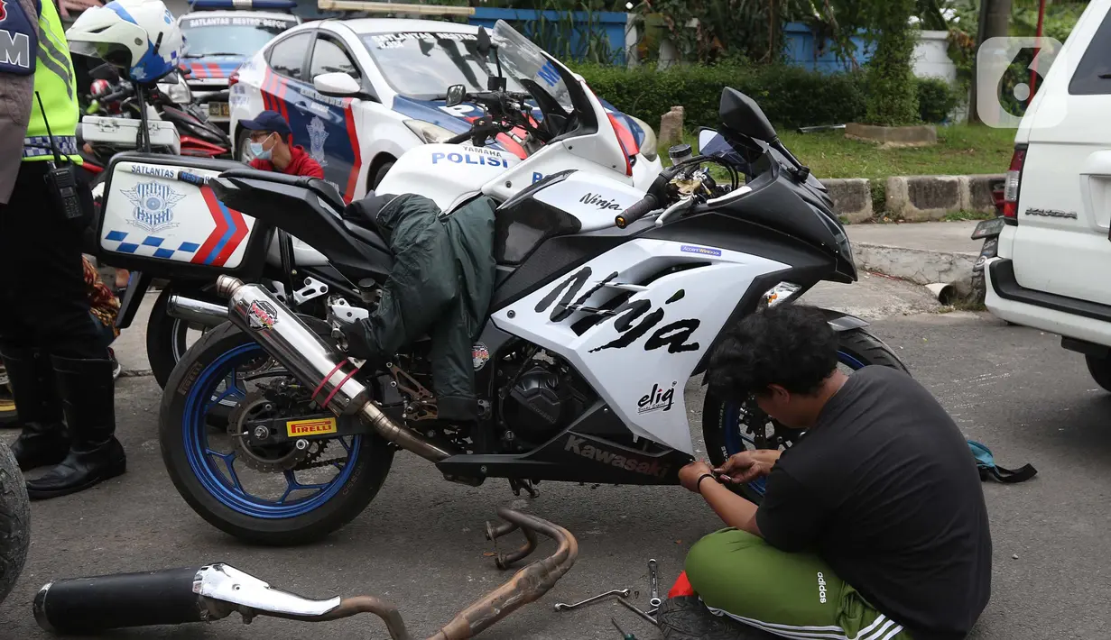 FOTO: Razia Motor Berknalpot Bising, Pengendara Diwajibkan Ganti Knalpot - Foto Liputan6.com