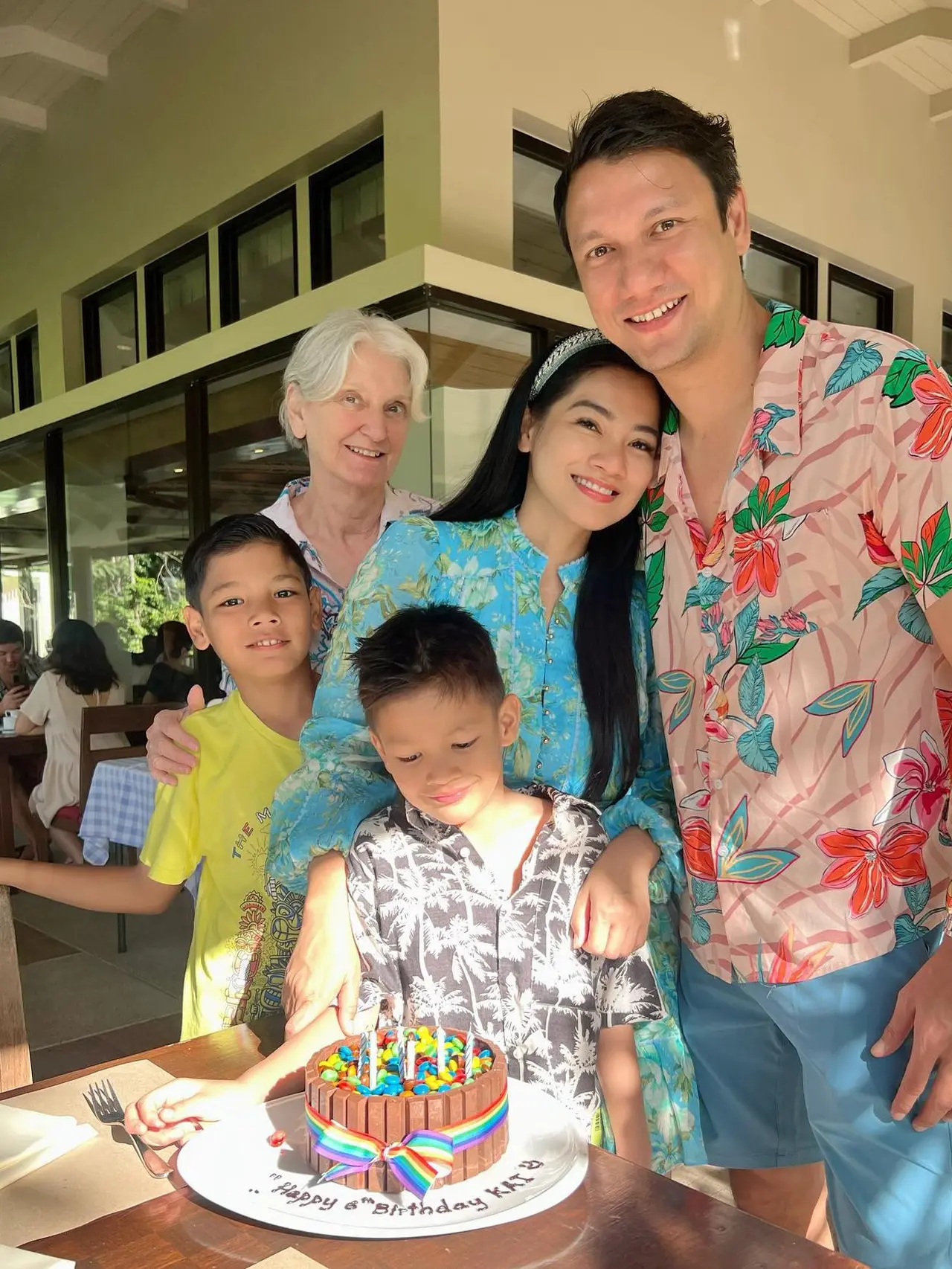 7 Potret Titi Kamal Temani Anak Turnamen Bola di Thailand, Sambil Liburan - Hot Liputan6.com