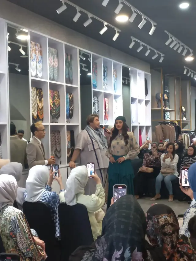 Ivan Gunawan Hadirkan Koleksi Raya 2025, Tampil Mewah Ala Kerajaan ...