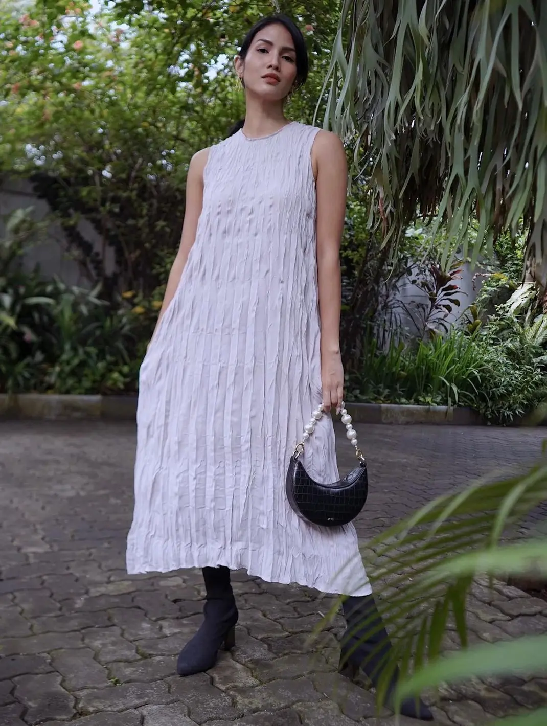 8 Gaya Modis Aulia Sarah si Badarawuhi, Kreasi Outfit Hitam Putih Anti ...