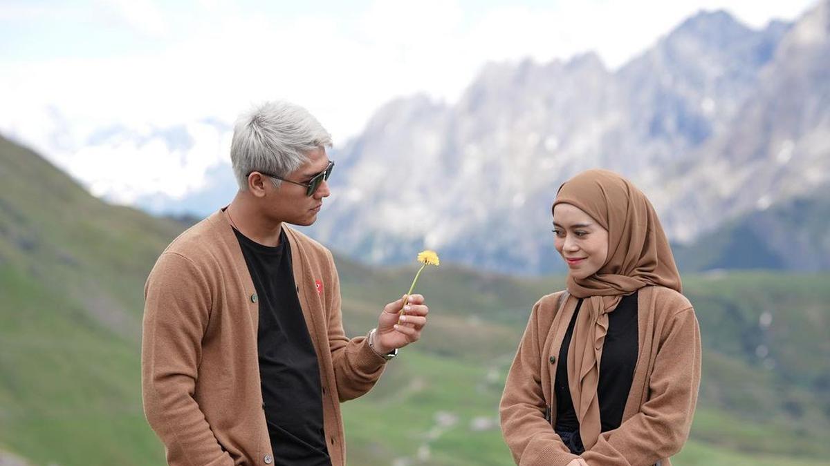 Serunya Lesti Kejora dan Rizky Billar Main Voli Bareng di Kampung Halaman - Regional Liputan6.com