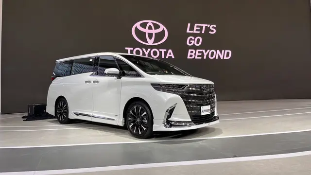 All New Toyota Alphard HEV Melantai di GIIAS 2023, Harganya Rp 1,6 ...