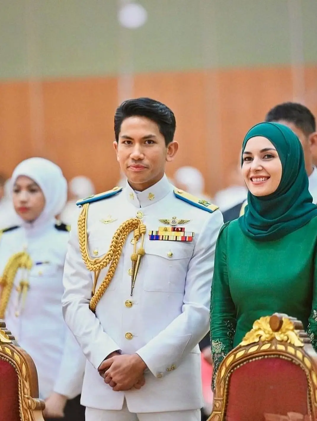 6 Gaya Anisha Rosnah yang Semakin Santun setelah Menikah dalam Balutan Baju Kurung dan Hijab