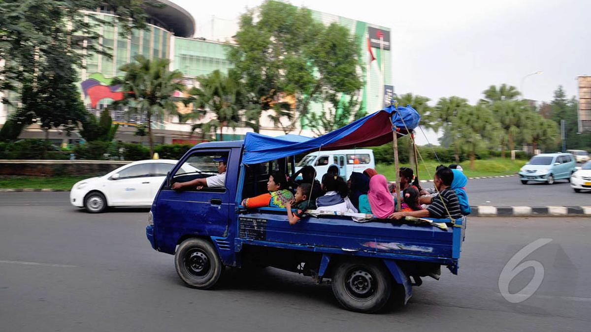Tradisi Silaturahmi dengan Mobil Bak Terbuka