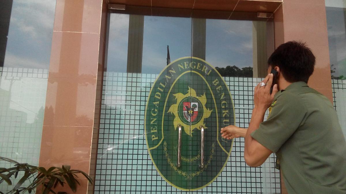 KPK Segel Meja Kerja 2 Hakim Tipikor PN Bengkulu - News Liputan6.com