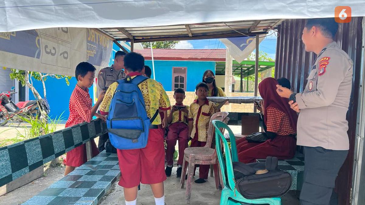 Berikan Rasa Aman, Personel Polda Kaltara Sambang Siswa SD ketika Pulang Sekolah - Regional ...