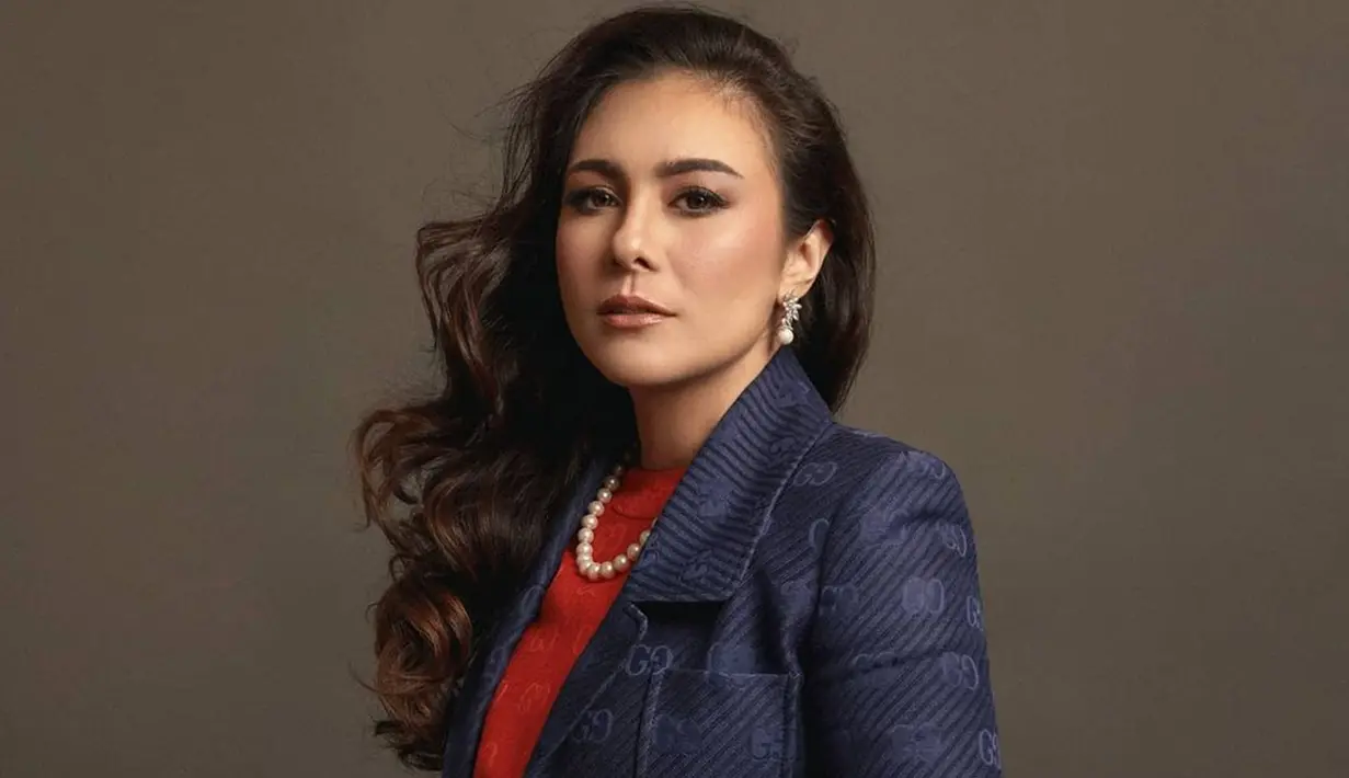 FOTO: Gaya Wulan Guritno Pakai Blazer, Tetap Menawan - Foto Liputan6.com