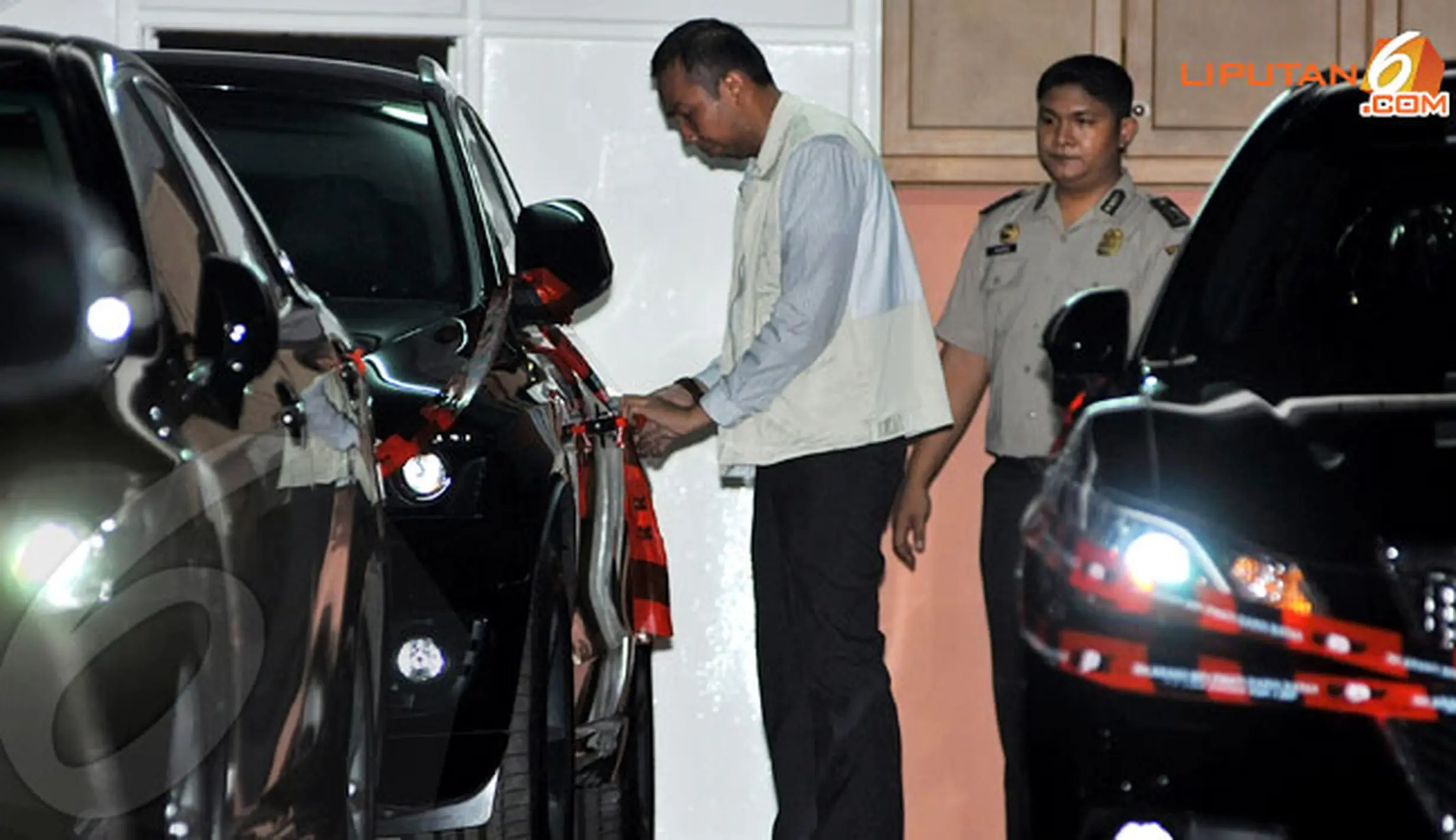 Penyidik KPK Segel Mobil Mewah dan Bawa Ini dari Rumah Akil - Foto Liputan6.com