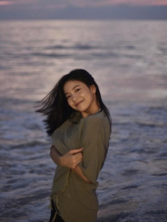 FOTO: Gaya Zee JKT48 saat Lepas Penat di Pantai, Menawan - Foto ...