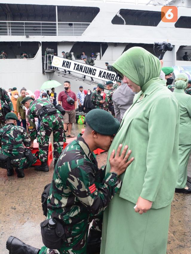 Suasana Haru Saat 450 Personel Yonif Raider 600 Modang Diberangkatkan ke Papua - Regional ...