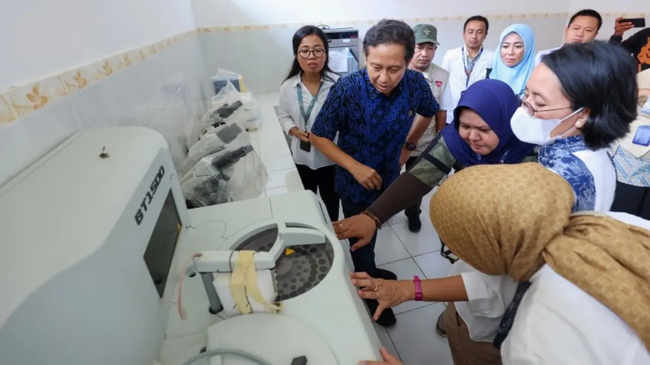 Menkes Budi Blusukan ke Pelosok Pulau di Sulteng, Alat Kesehatan RSUD ...