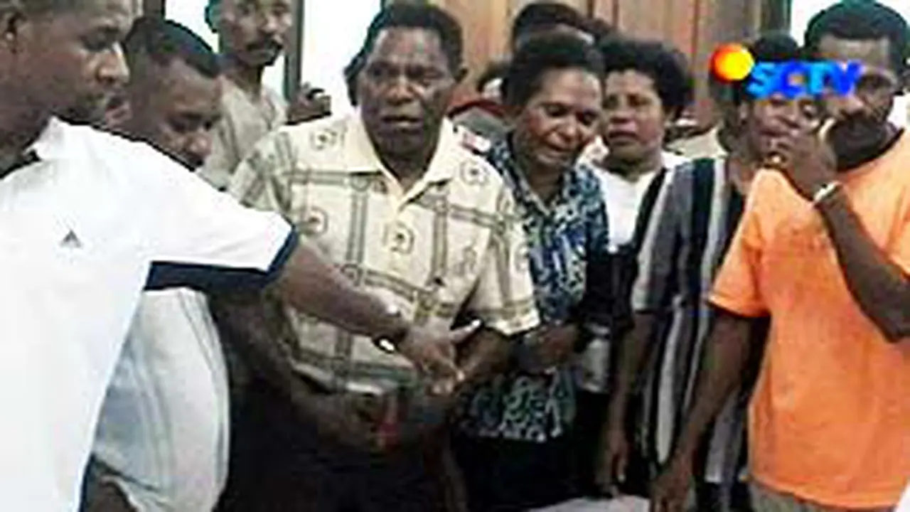 Keluarga J.P Solossa Menolak Otopsi - News Liputan6.com