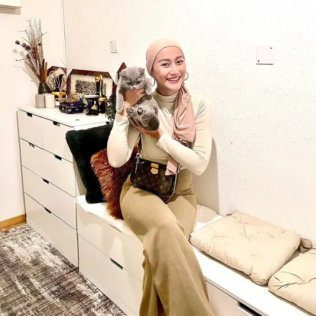 8 Potret Terbaru Ayu Maulida yang Kini Putuskan Berhijab, Curi ...