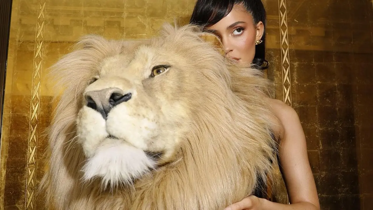 Top 3 Berita Hari Ini: Gaun Kepala Singa Kylie Jenner di Paris Fashion Week 2023, Dipuji PETA ...