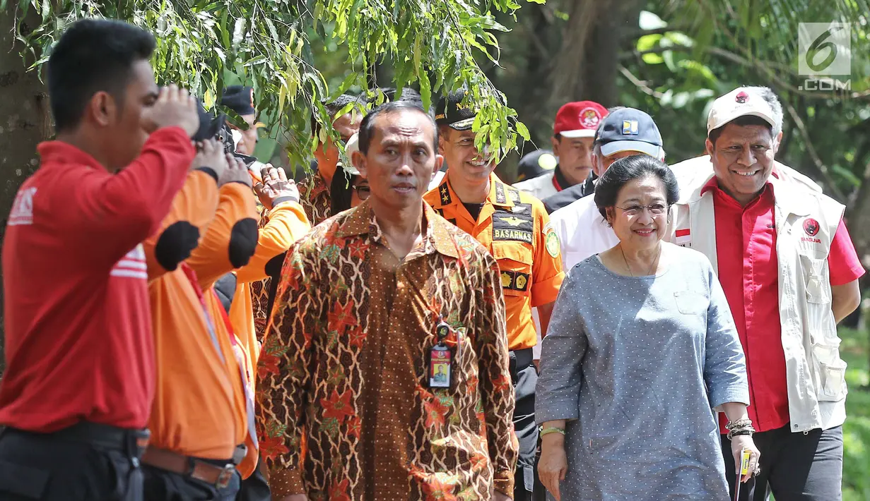 PHOTO: Lantik 100 Personel, Megawati Tutup Pelatihan Baguna PDIP - Foto ...