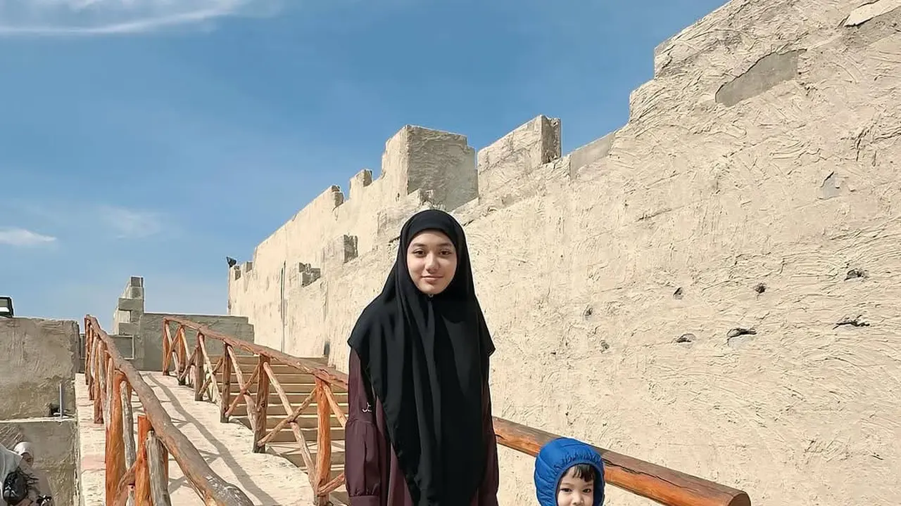 7 Potret Lyra Virna Umrah Ditemani Anak-anak yang Kian Dewasa, Kompak Setiap Saat - Hot Liputan6.com