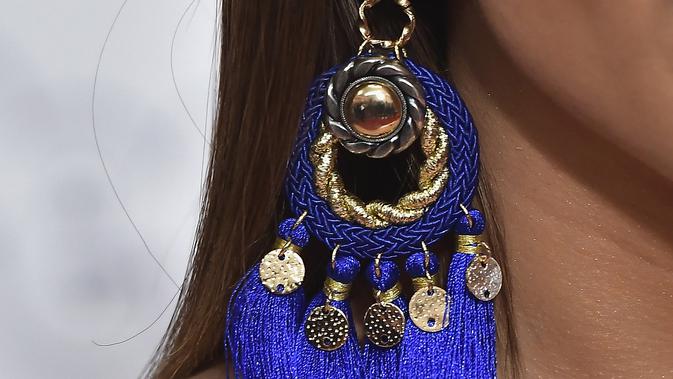 Hindari Pakai Anting-Anting Besar, Ini Alasannya - Fashion & Beauty ...