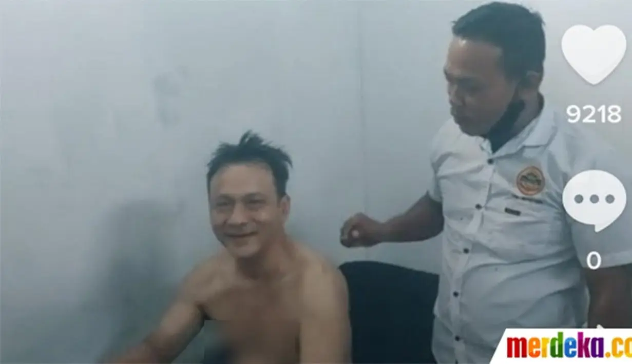 Lama Tak Terlihat, Potret Terbarunya Adi Bing Slamet Jalani Pengobatan Alternatif - Photo Fimela.com