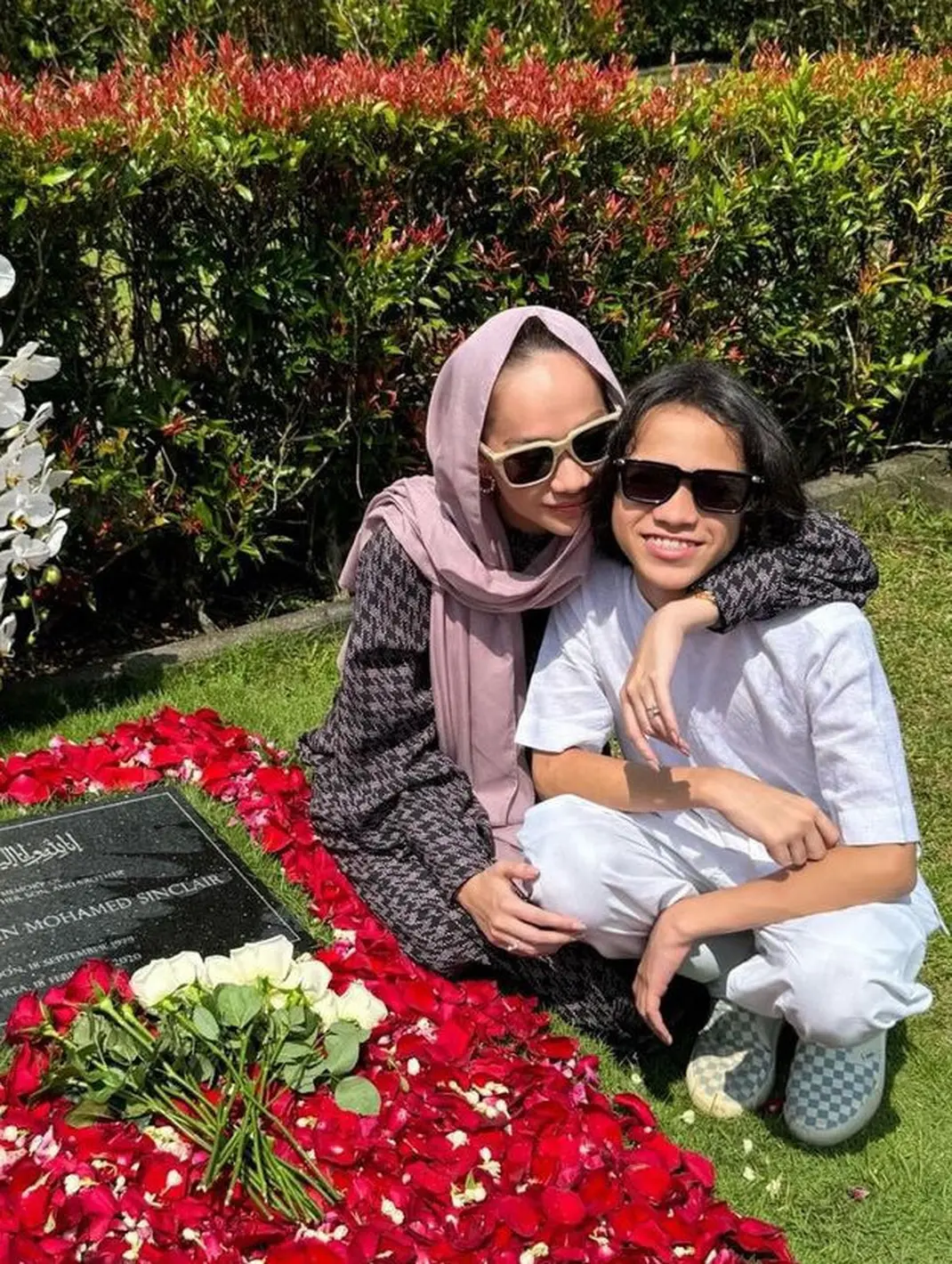6 Potret Bunga Citra Lestari Mengenang 4 Tahun Kepergian Ashraf Sinclair dengan Berziarah ke ...