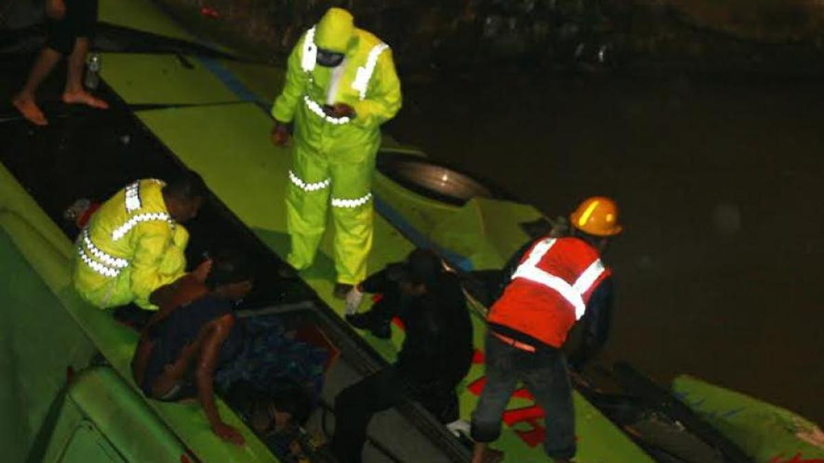Diduga sopir ngantuk, bus Gunung Harta terjun ke sungai - Berita Otosia.com
