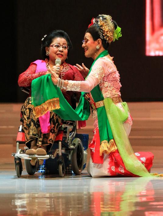 Penampilan Waldjinah dan Didik Nini Thowok di Indonesia Fashion Week ...