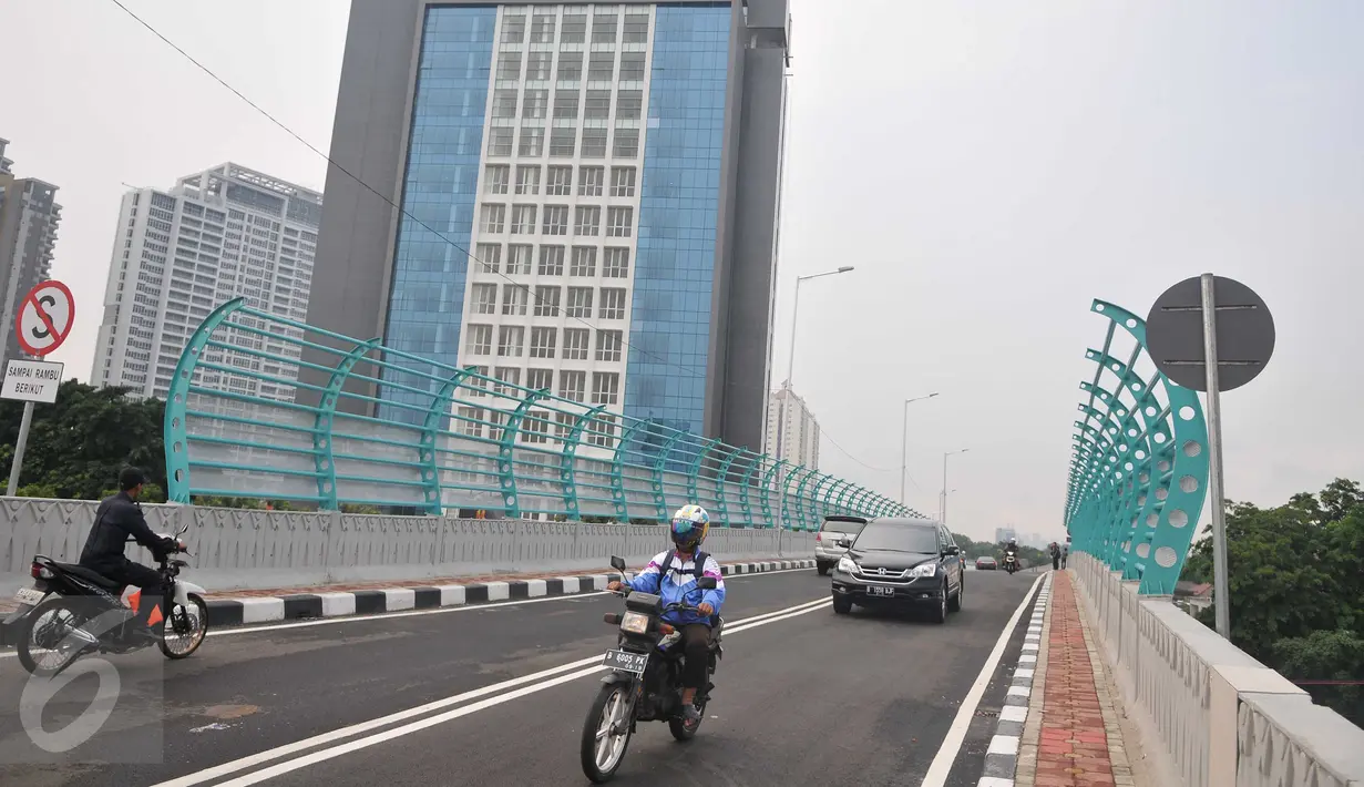 Mulai Beroperasi, Sejumlah Kendaraan Jajal Lewati Jalan Layang Permata ...