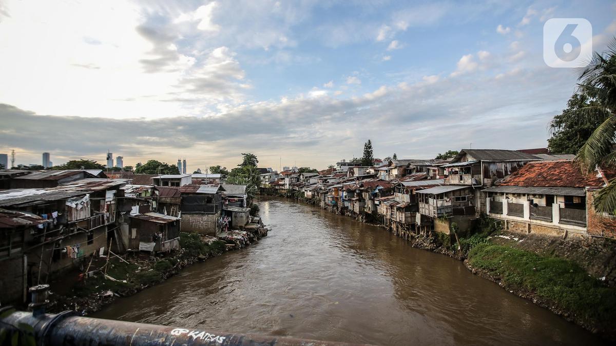 Kondisi Permukiman Padat Penduduk di Bantaran Kali Ciliwung