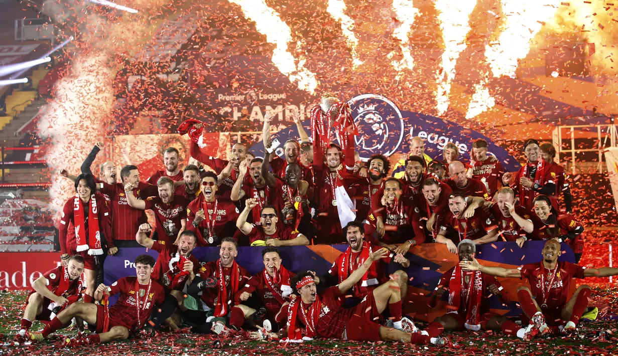 FOTO: Liverpool Angkat Trofi Liga Inggris