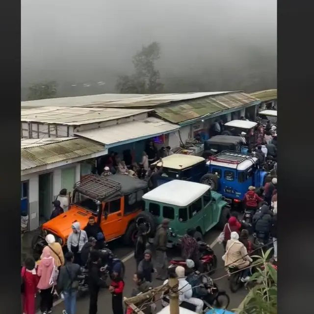 Pengunjung Antre sampai 2 Jam untuk Masuk Gunung Bromo Saat Libur Natal - Lifestyle Liputan6.com