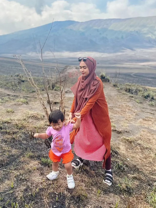 7 Potret Ria Ricis Ajak Moana ke Gunung Bromo, Jajal Berkuda Bersama - Hot Liputan6.com