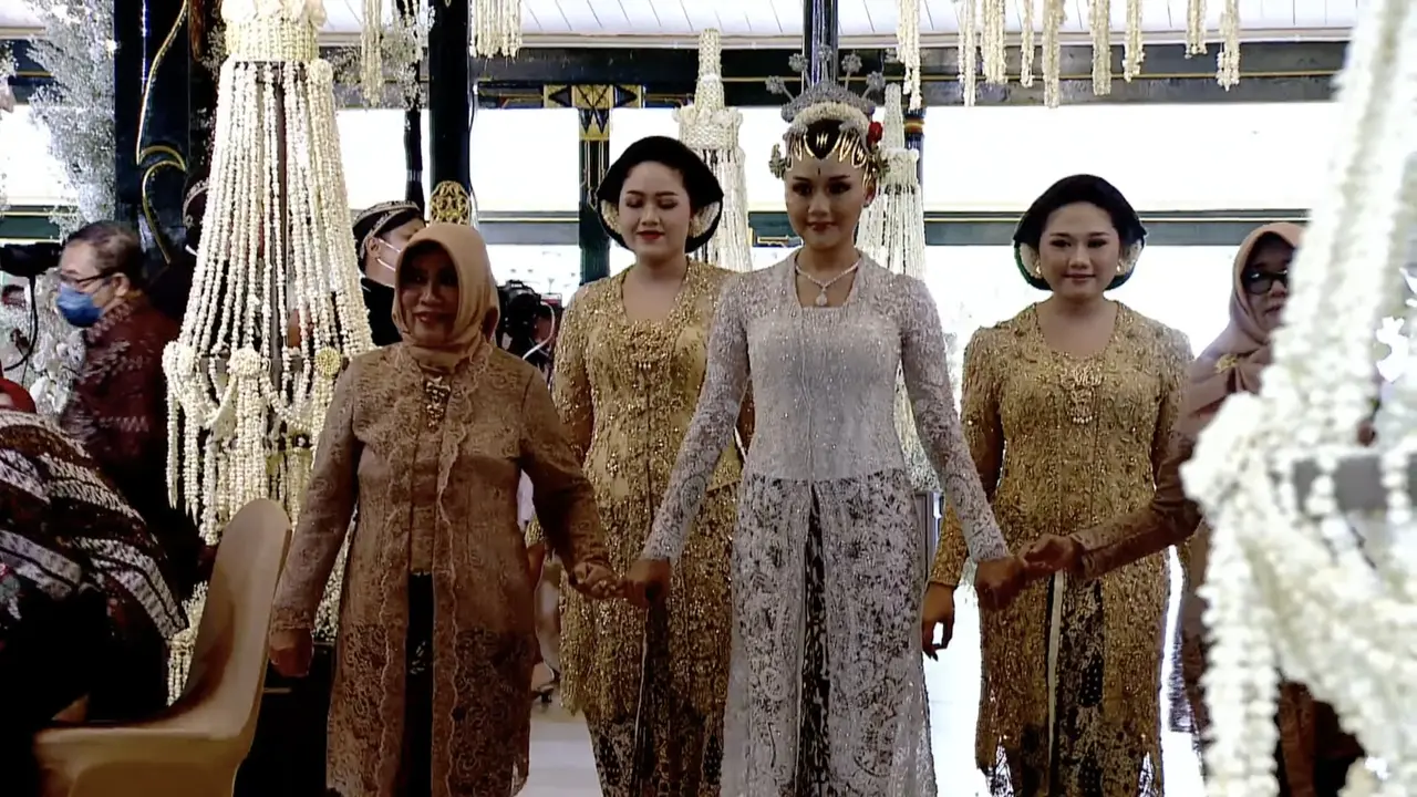 Mengenal Makna Cunduk Mentul Erina Gudono yang Berjumlah 5