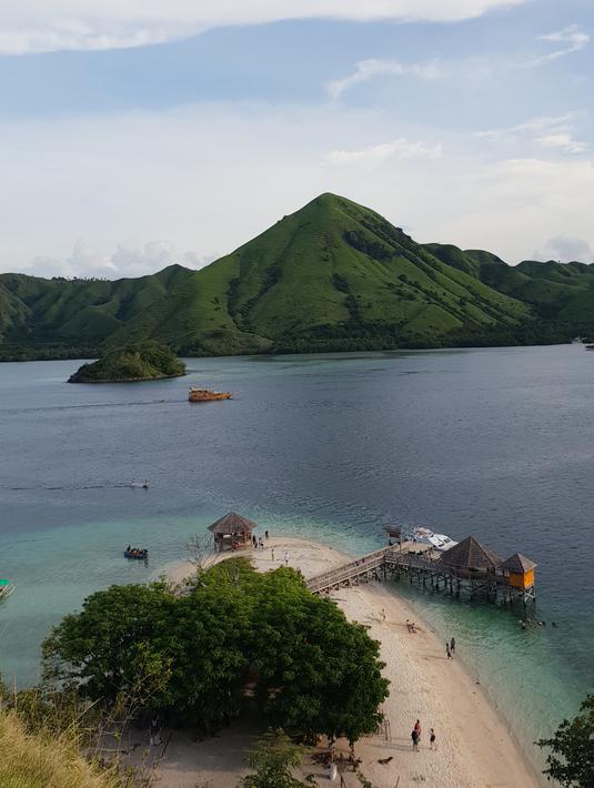 Melihat Keindahan Pulau Flores dari atas Pulau Kelor - Photo Fimela.com