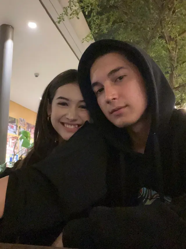 8 Potret Mesra Sandrinna Michelle dan Junior Roberts, Gaya Pacaran ...