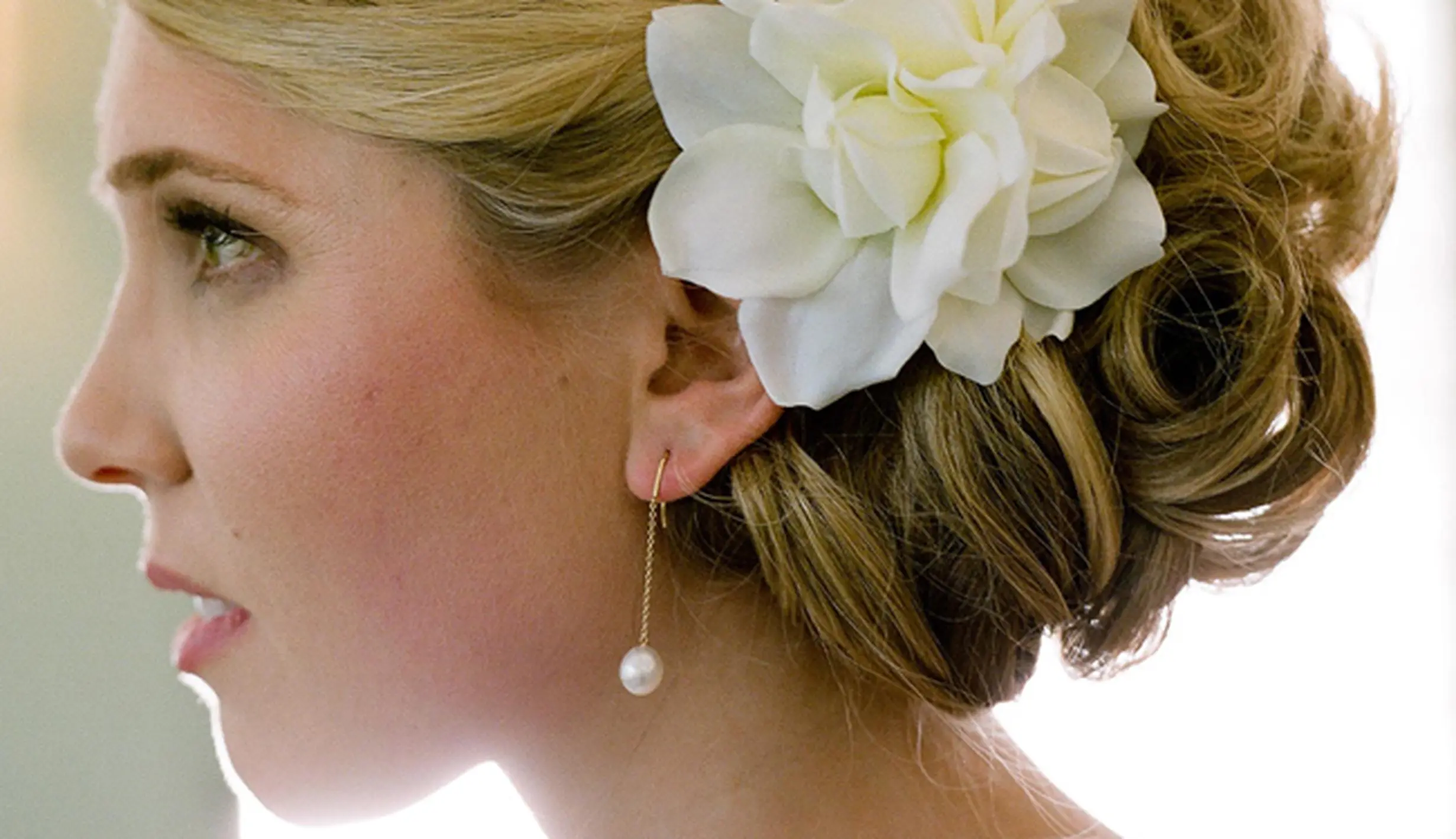 7 Inspirasi Hair Do Pernikahan Menggunakan Bunga Segar - Photo Fimela.com