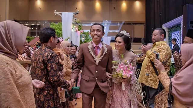 7 Potret Kenangan Manis Furry Setya ‘Mas Pur’ dan Dwinda Ratna, Resmi ...