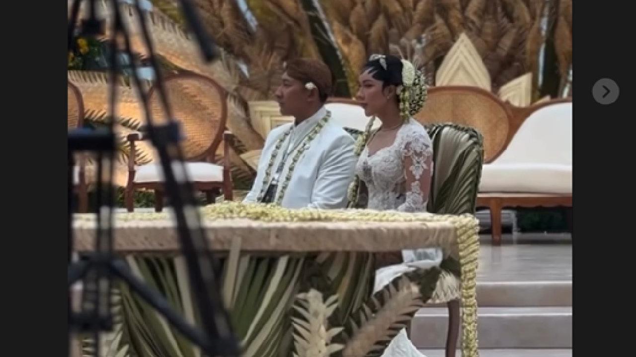 Potret Darma Mangkuluhur Nikahi Patricia Schuldtz dengan Busana Adat ...