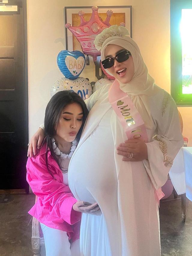 6 Potret Kedekatan Syahrini dan Oline Mendeng 'Sitkom OB', Hadir di ...